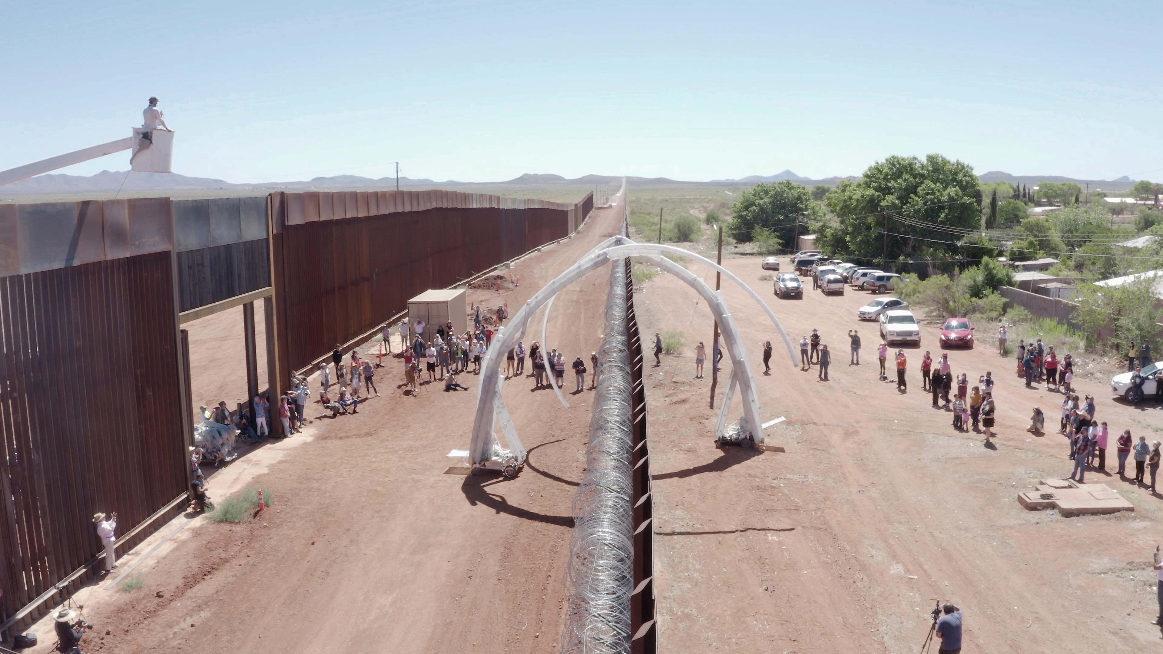 Chico Macmurtrie: Border Crossers